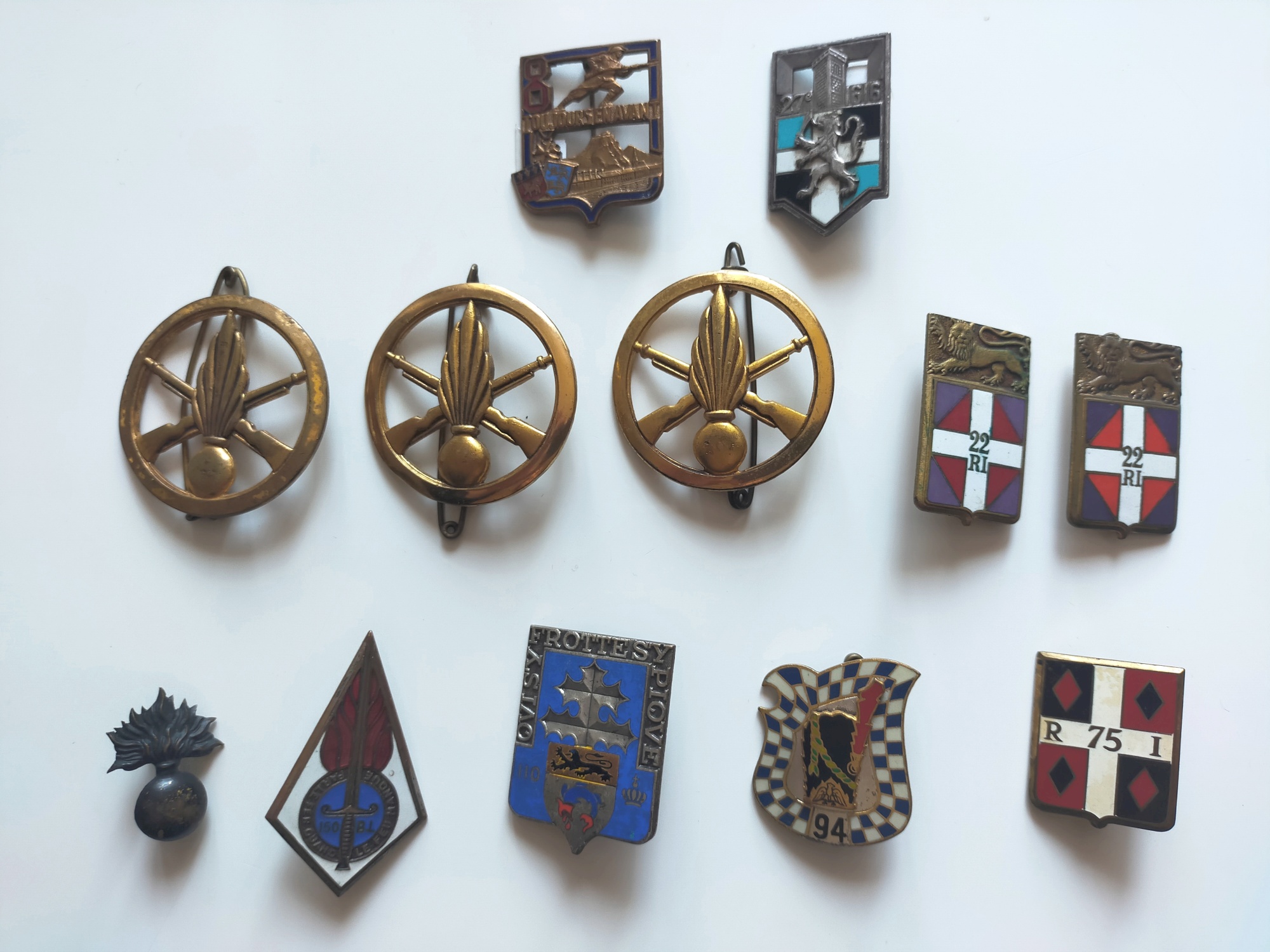 12 insignes militaires dont 150 RI, grenade enflammée Lot 1 Argenté ...