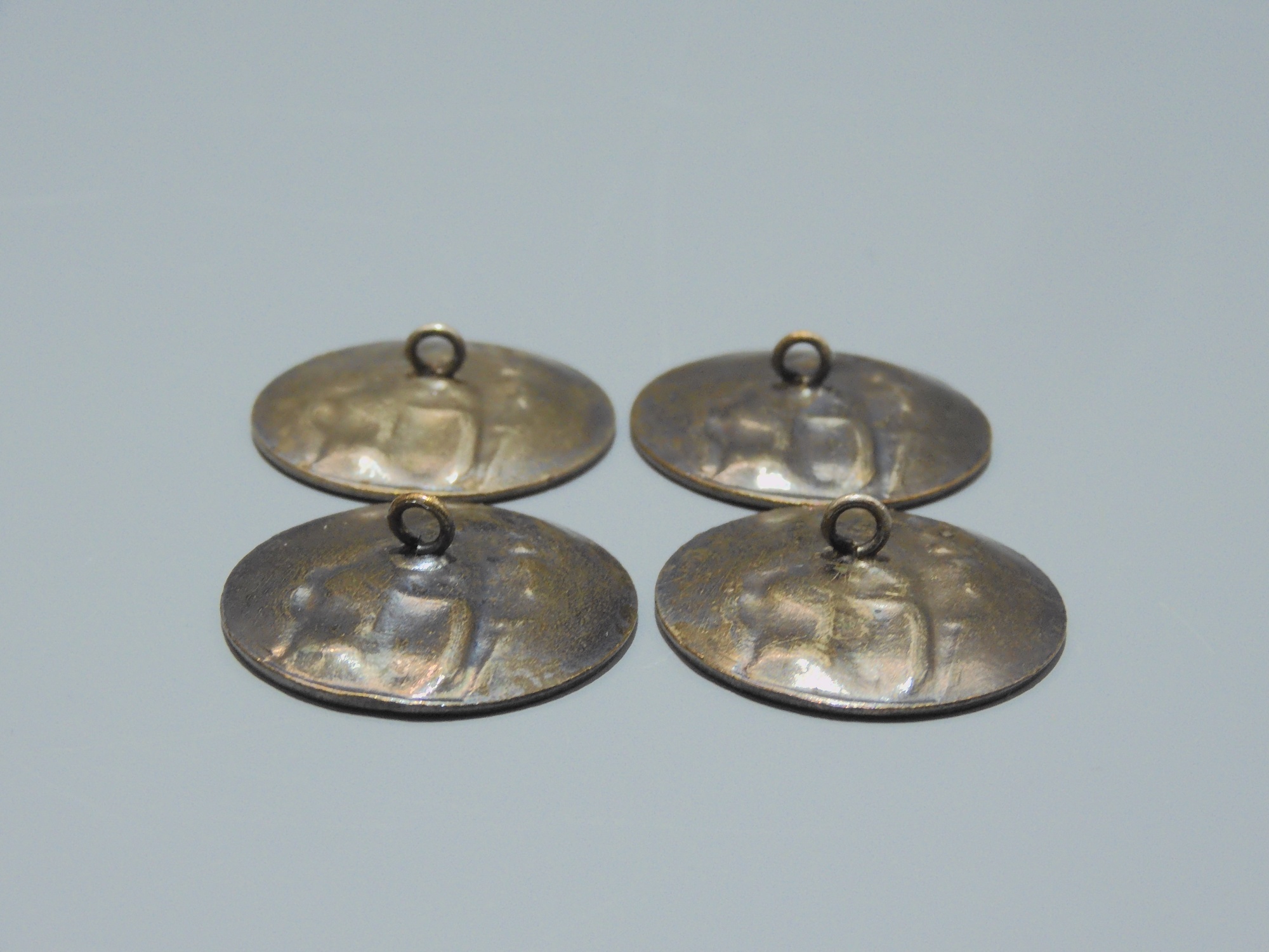 4 BOUTONS ANCIENS EN Métal Argenté décor DIANE CHASSERESSE Signés ...
