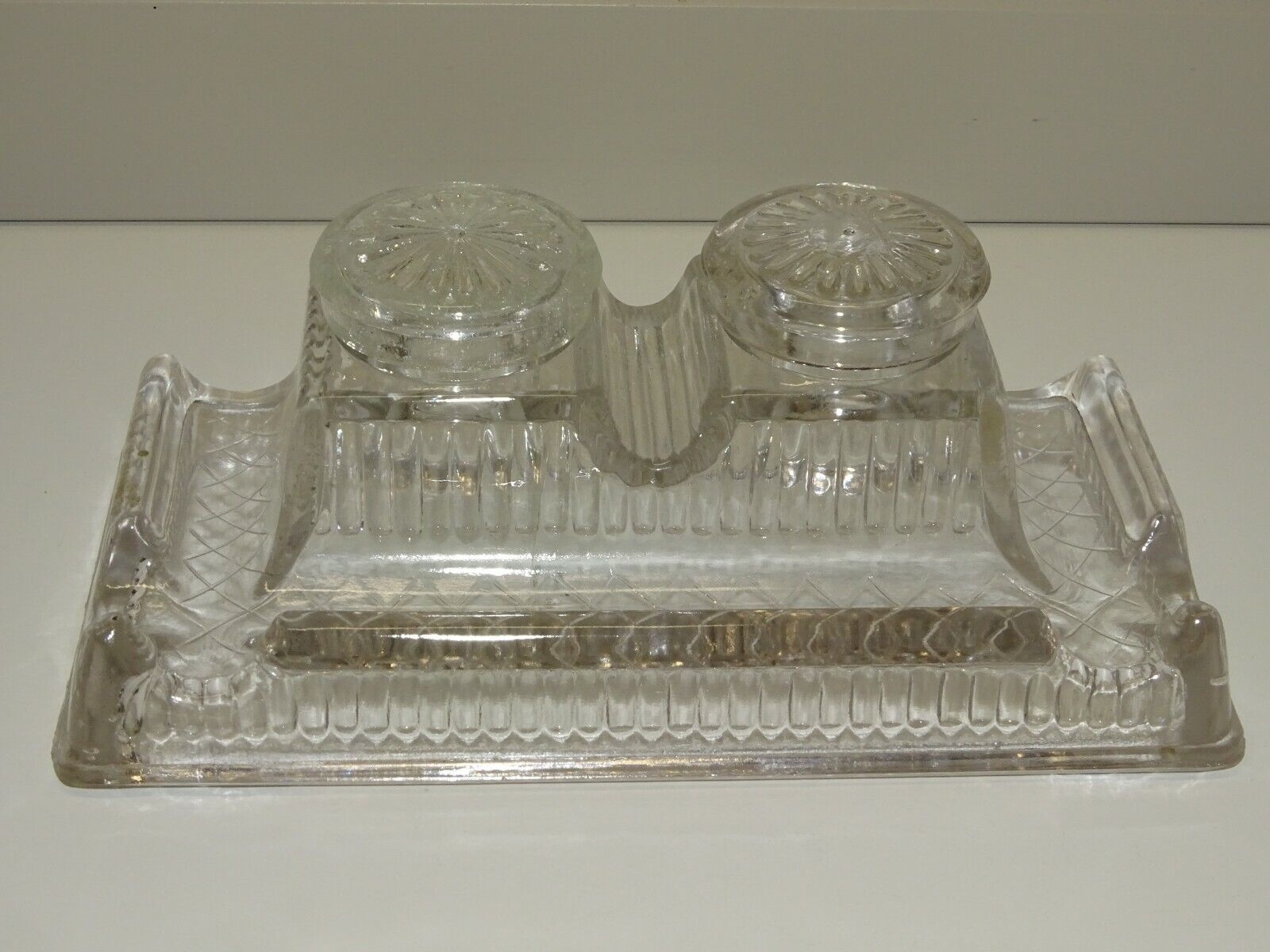 *ANCIEN ENCRIER de BUREAU 2 GODETS en VERRE moulé avec couvercles ...