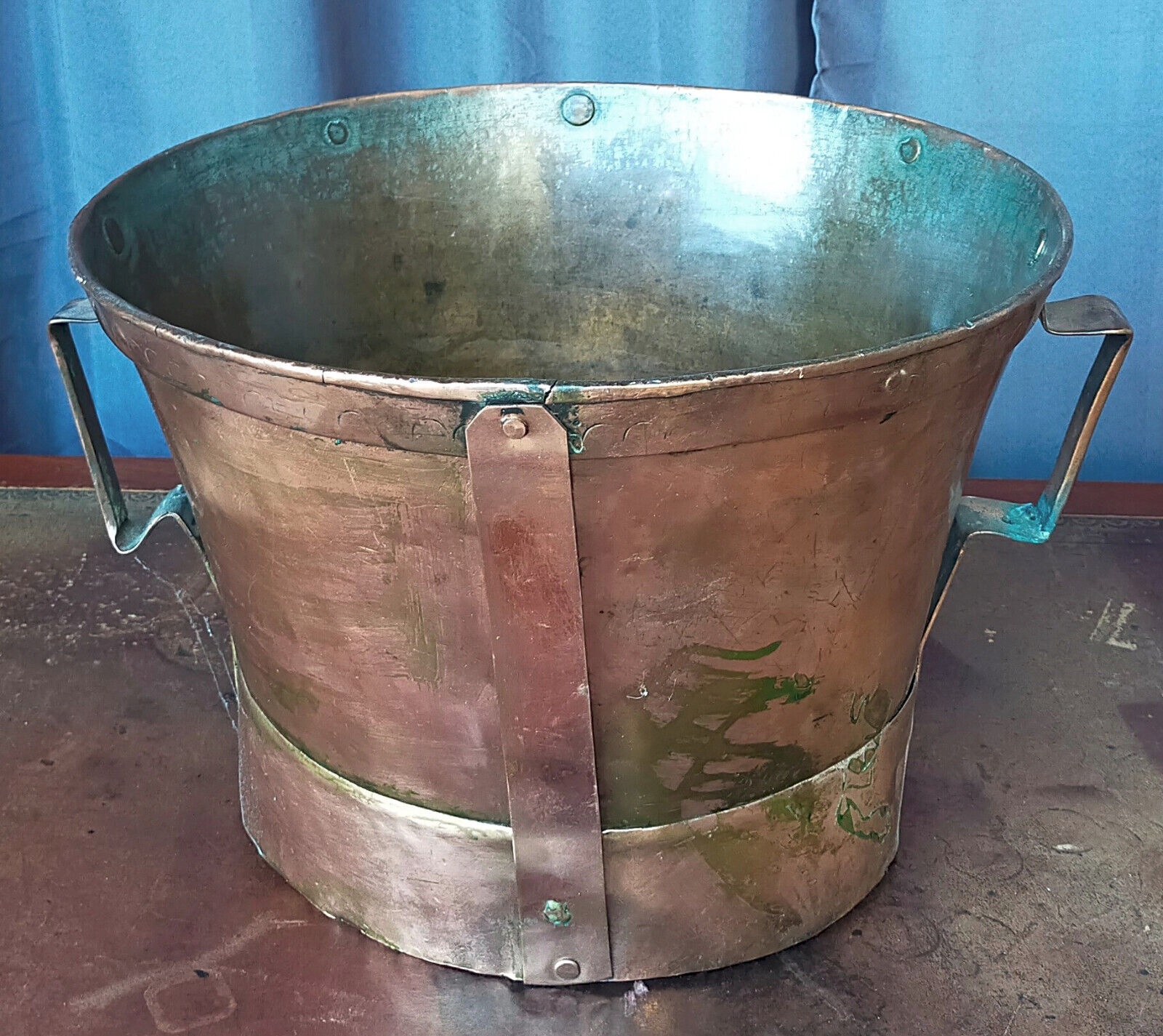 Ancien grand chaudron en cuivre Doré - Vendu