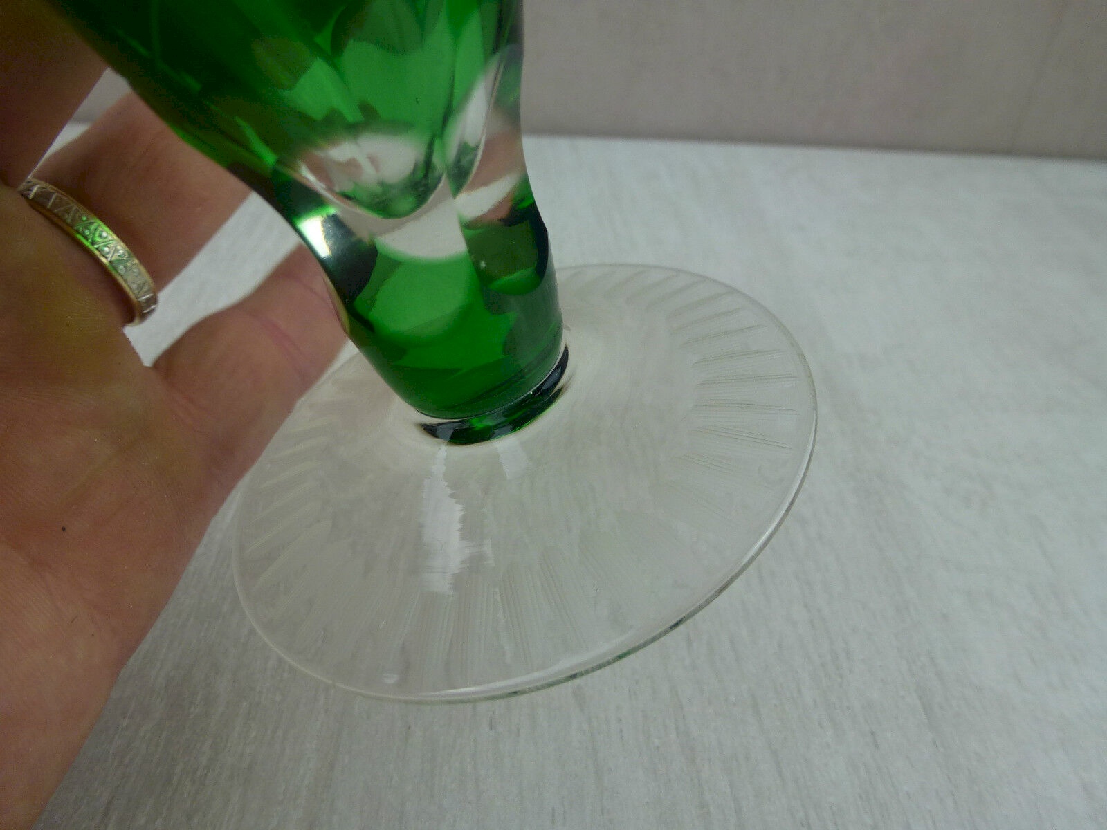 Ancien vase soliflore, en verre gravé, couleur vert