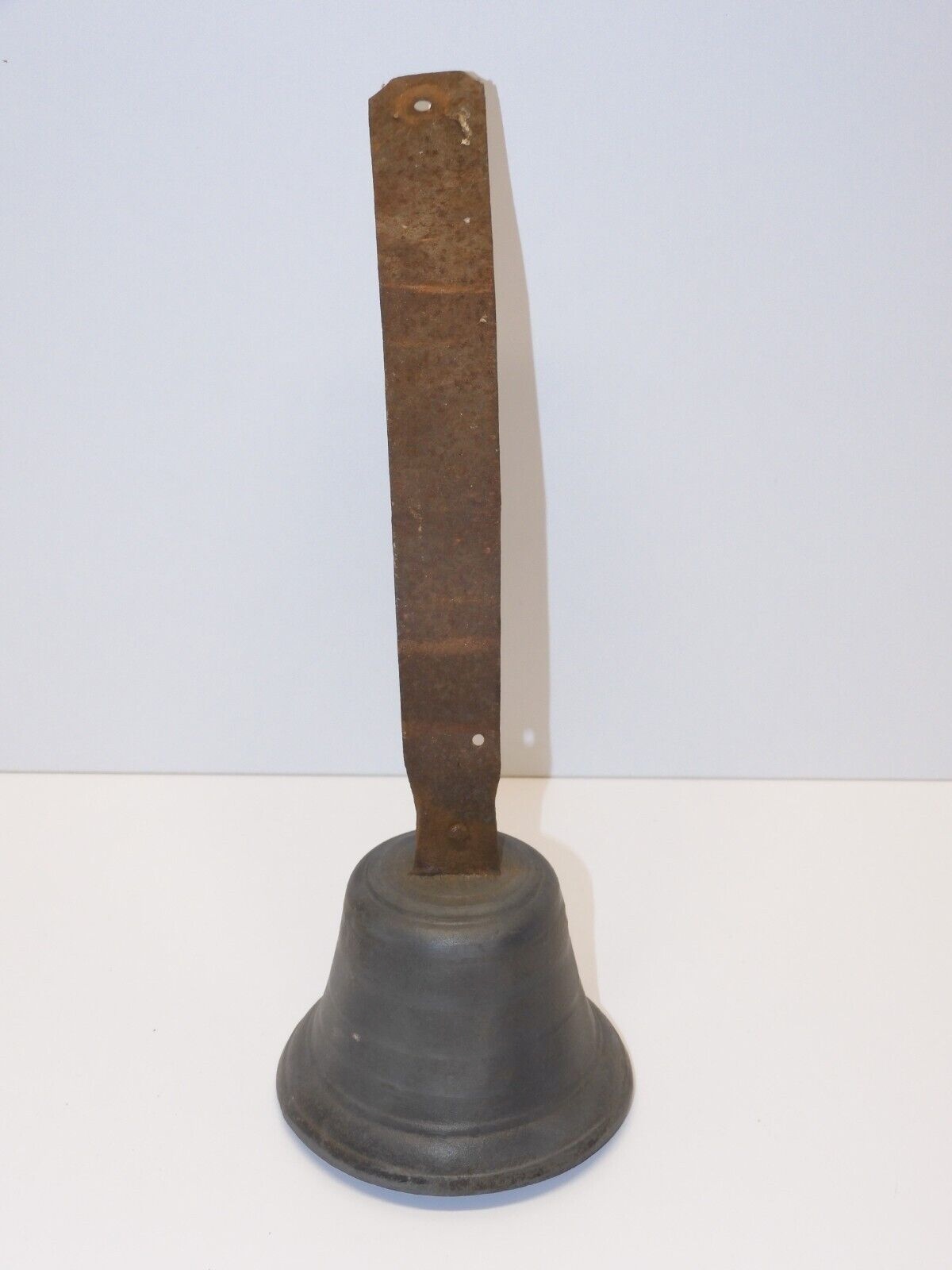 * ANCIENNE CLOCHE de PORTE DENTREE en AIRAIN COLLECTION DECO VITRINE BELL D