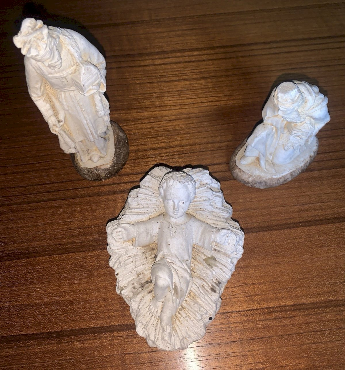 Ancienne crèche de Noël santons en plâtre enfant Jesus roi mage