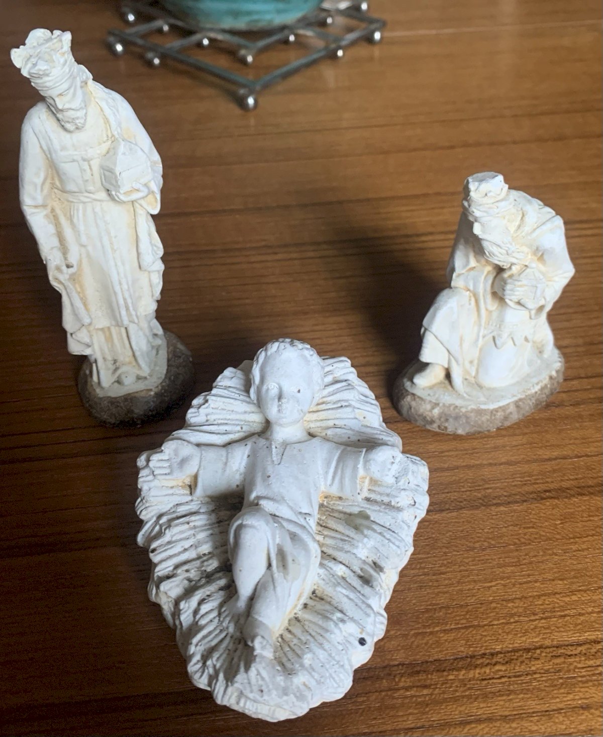 Ancienne crèche de Noël santons en plâtre enfant Jesus roi mage