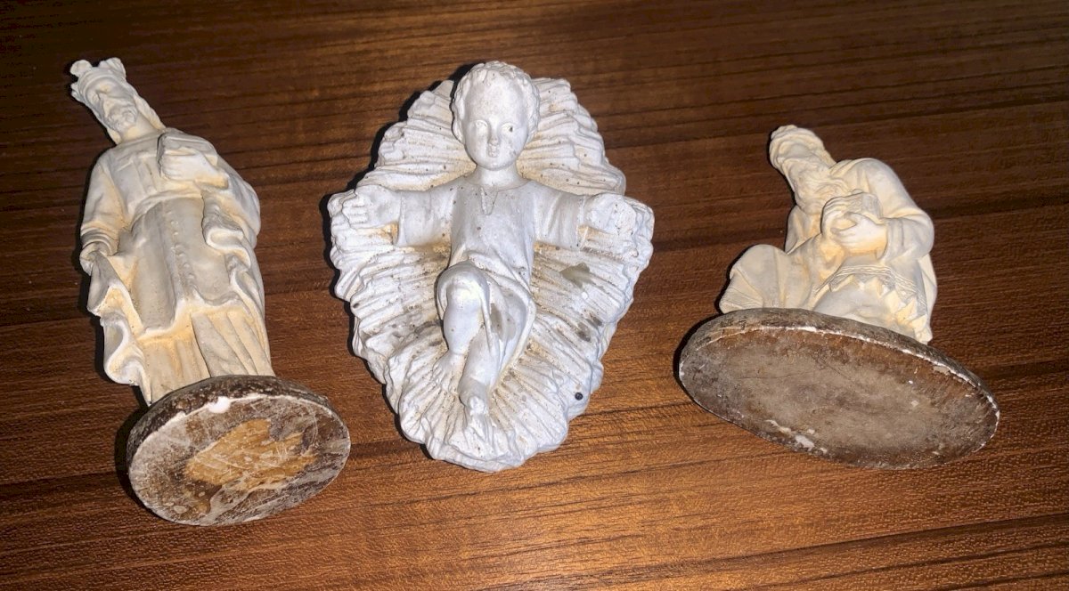 Ancienne crèche de Noël santons en plâtre enfant Jesus roi mage