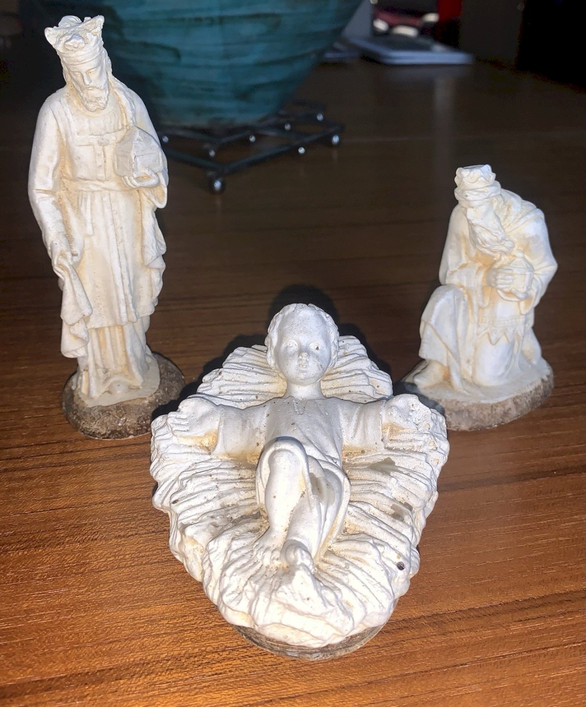 Ancienne crèche de Noël santons en plâtre enfant Jesus roi mage