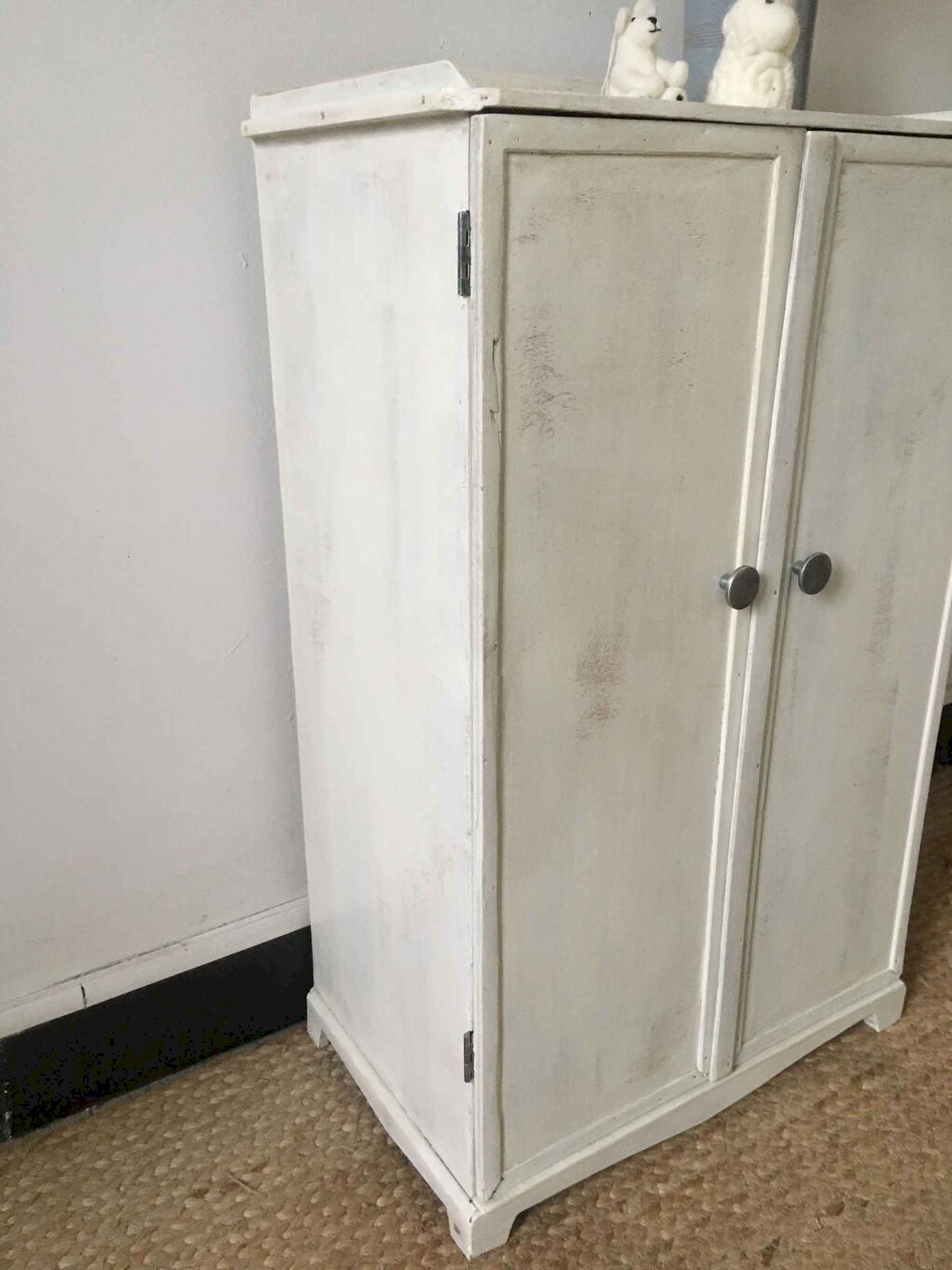 Armoire de poupée ancienne Blanc Bois - Vendu