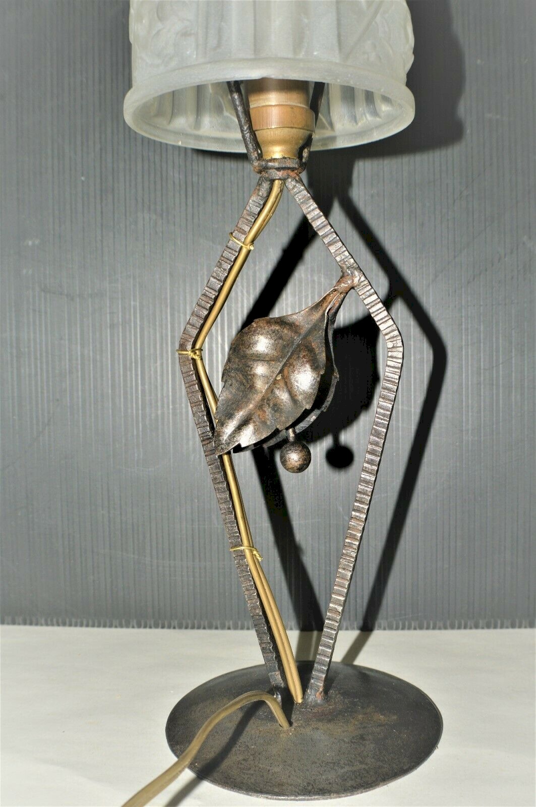 *BELLE LAMPE A POSER ART DECO TULIPE VERRE MOULE décor ROSES PIED FER ...