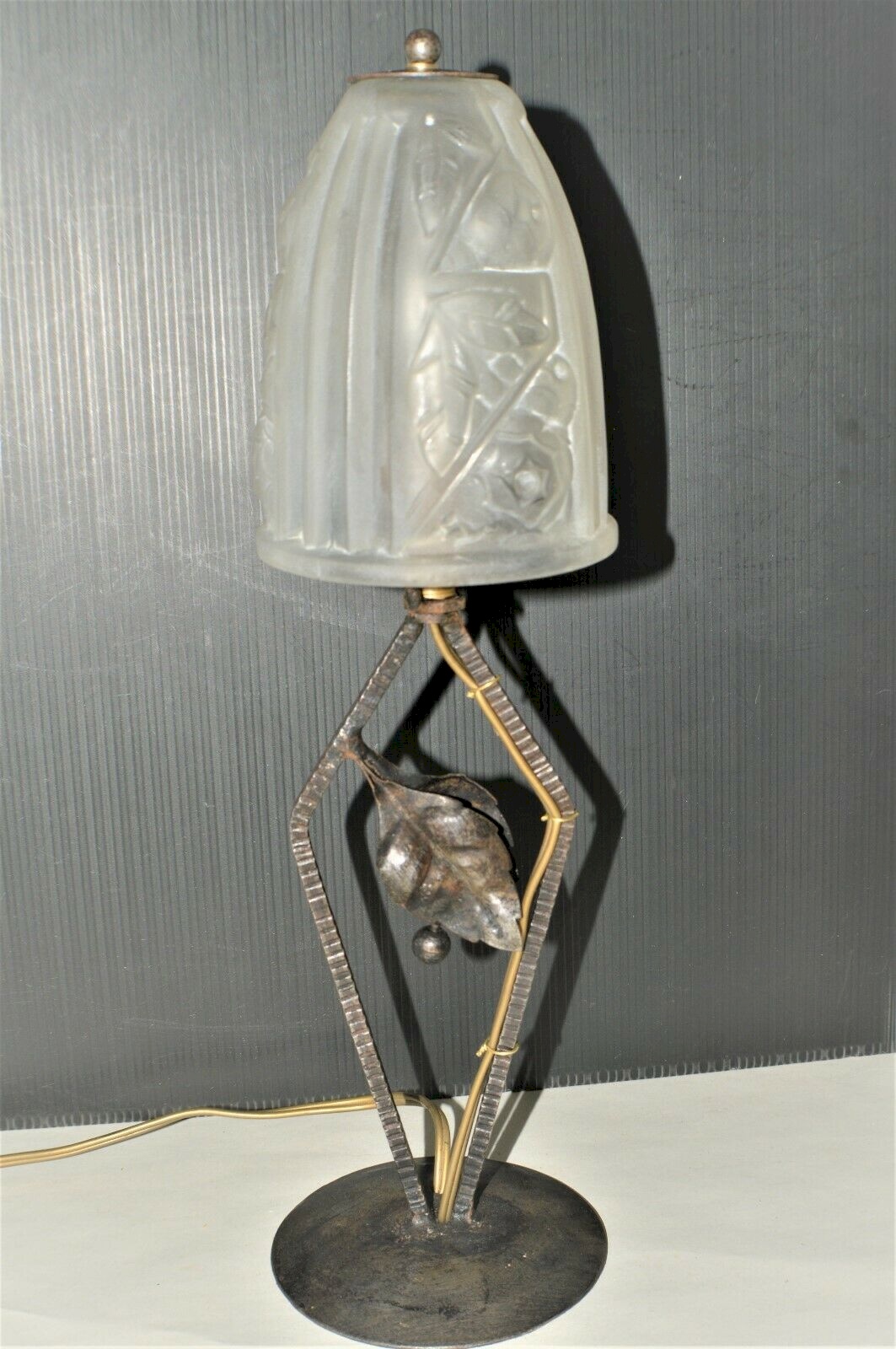 *BELLE LAMPE A POSER ART DECO TULIPE VERRE MOULE décor ROSES PIED FER ...