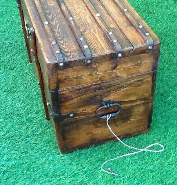 Coffre ancien de voyage Bois clouté / gainé de cuir Serrure laiton avec clé ... Naturel