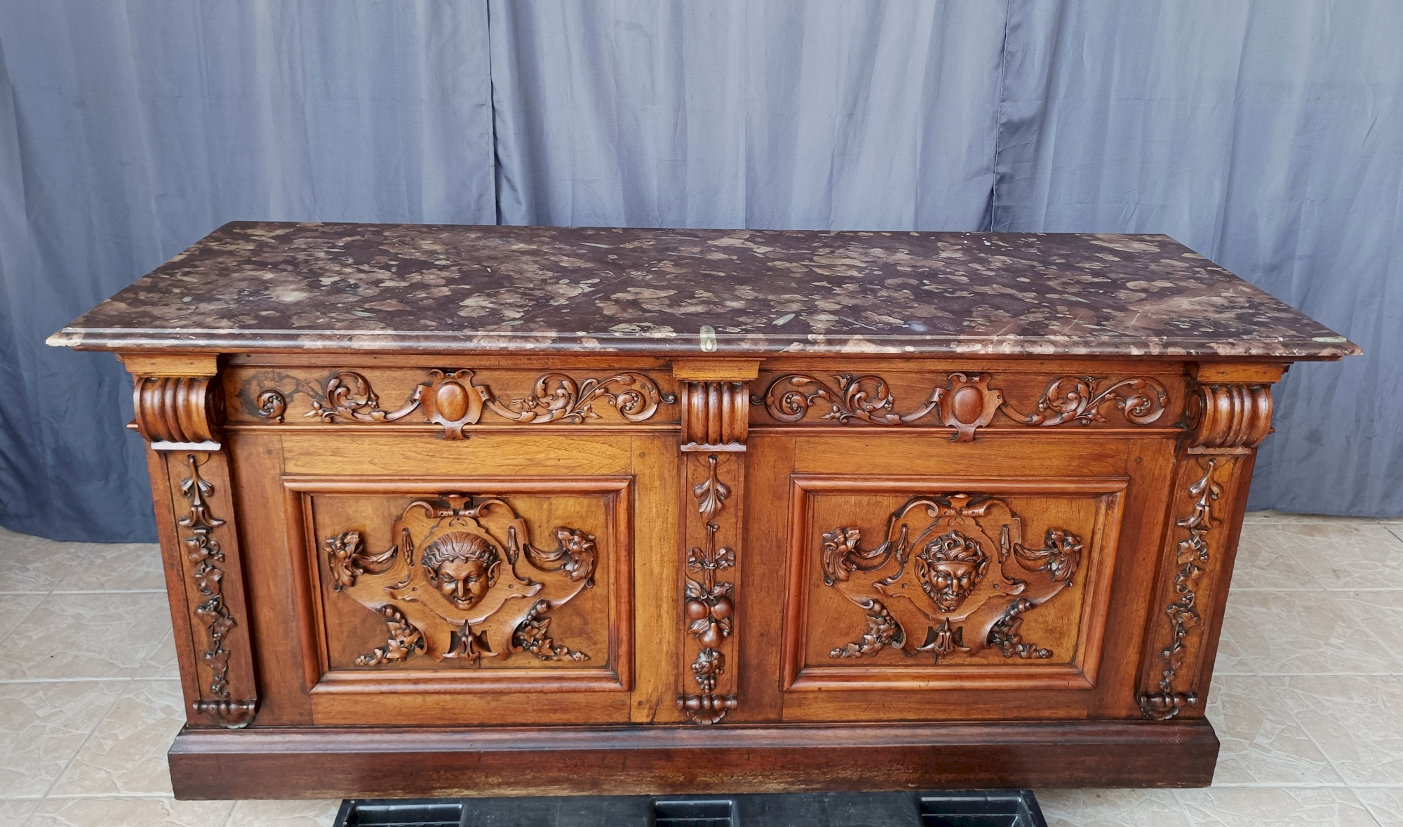 Comptoir Buffet Renaissance en noyer sculpté meuble de métier XIXème ...