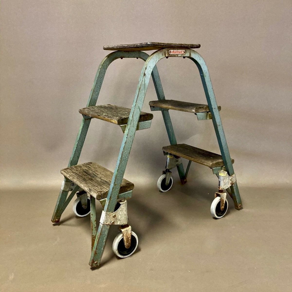 ESCABEAU INDUSTRIEL 1950 ROULANT ET DÉCORATIF. Vintage Bleu/Naturel - Vendu