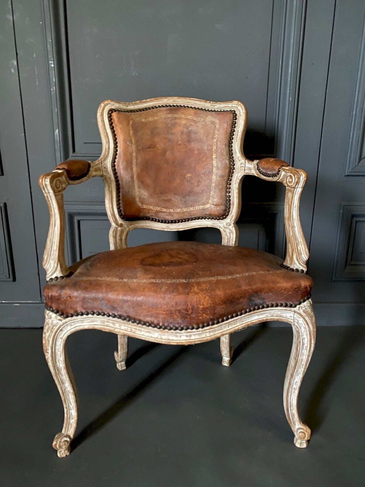 FAUTEUIL CABRIOLET STYLE LOUIS XV DEBUT XXE TAPISSE CUIR FRAPPE AU FER ...