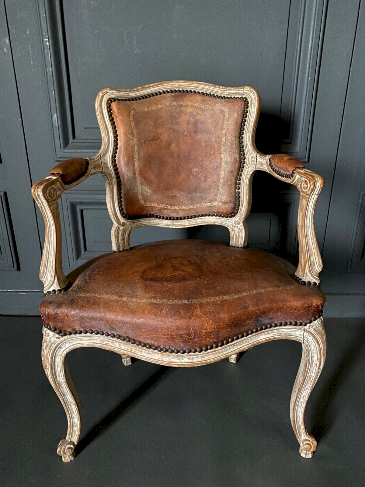 FAUTEUIL CABRIOLET STYLE LOUIS XV DEBUT XXE TAPISSE CUIR FRAPPE AU FER ...
