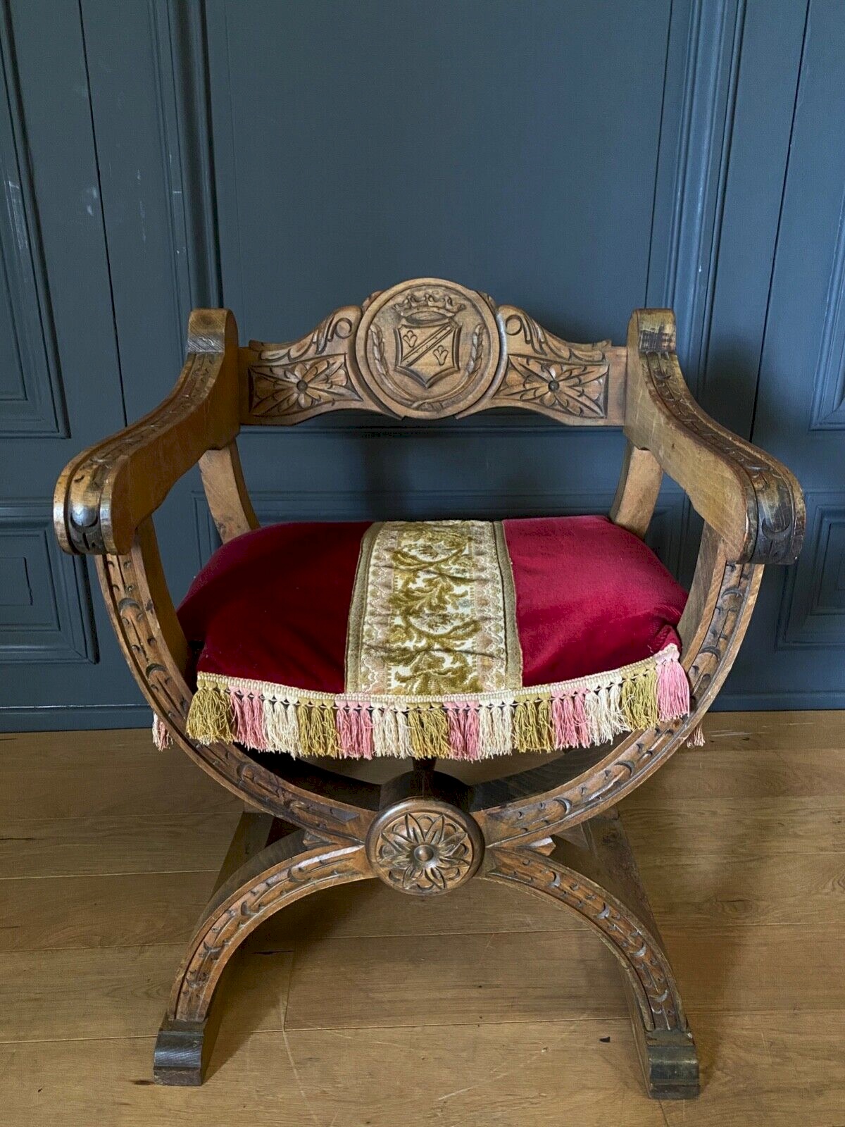 FAUTEUIL DAGOBERT DEBUT XXE BOIS SCULPTE BLASON NEOGOTHIQUE SCULPTURE ...