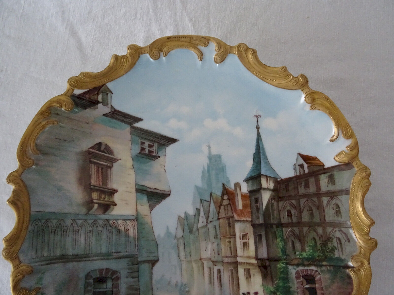 GRAND PLAT LIMOGES PEINT MAIN signé A. COURLY décor médiéval 19523 Doré ...