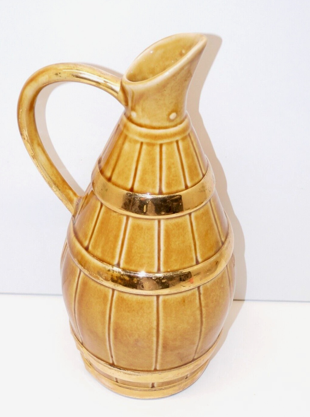 *JOLI ANCIEN PICHET A VIN CERAMIQUE FORME TONNEAU Faux CERCLAGES dorés ...