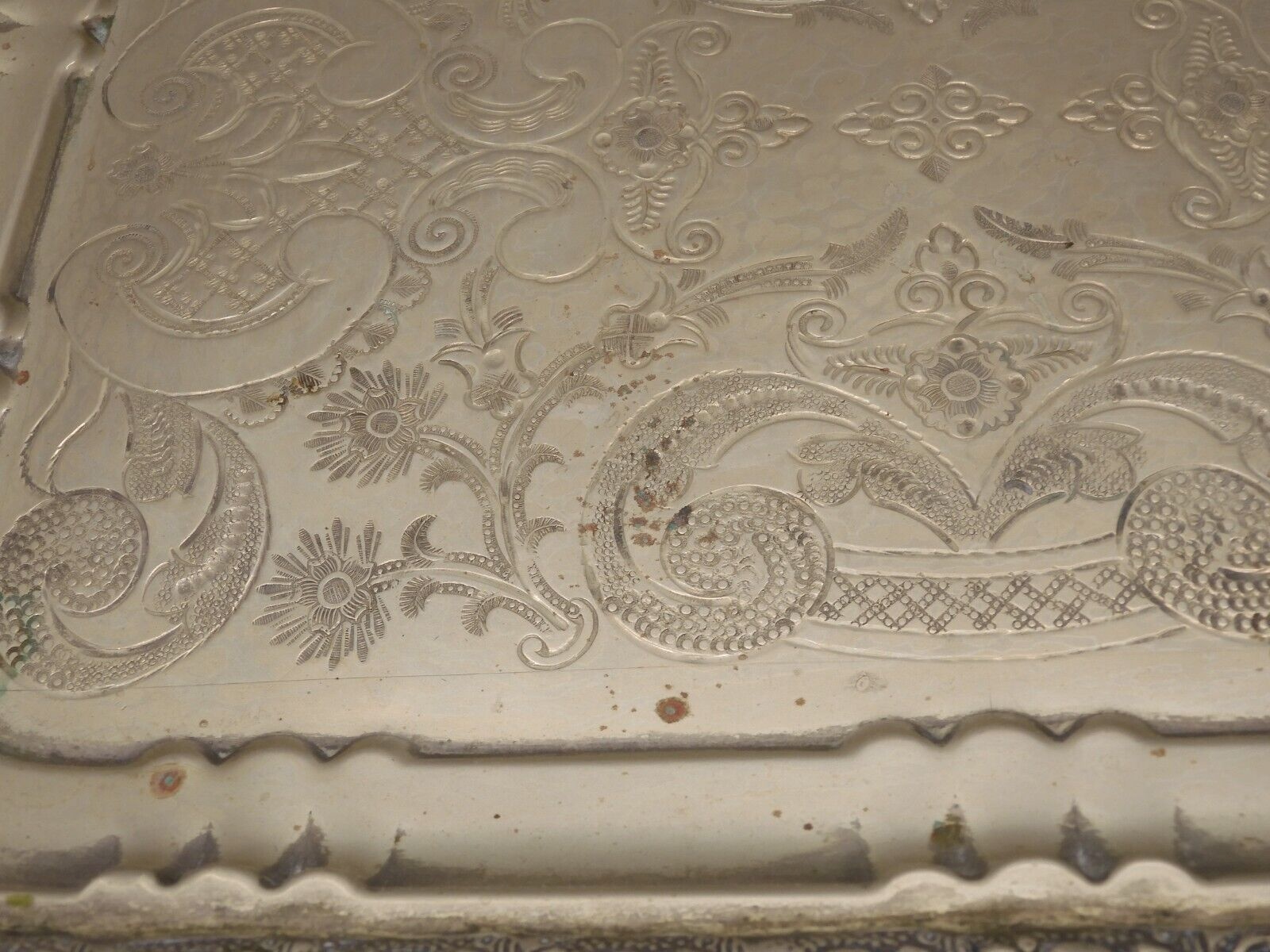 -JOLI ANCIEN PLATEAU sur Pieds LAITON Argenté Signé HAZAZ Frères Maroc ...