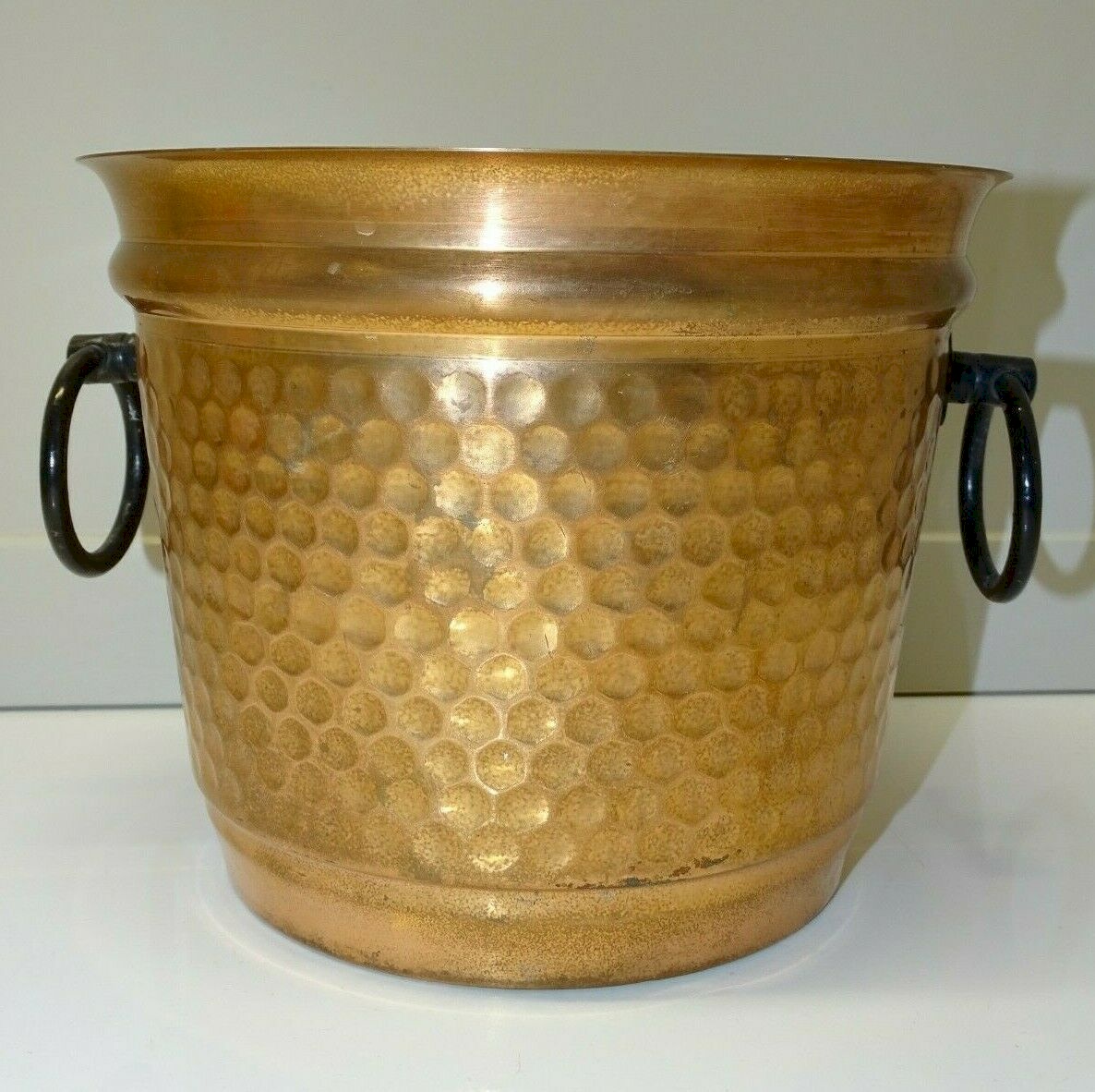 JOLI CACHE POT CUIVRE décor Martelé LECELLIER VILLEDIEU poignées métal ...