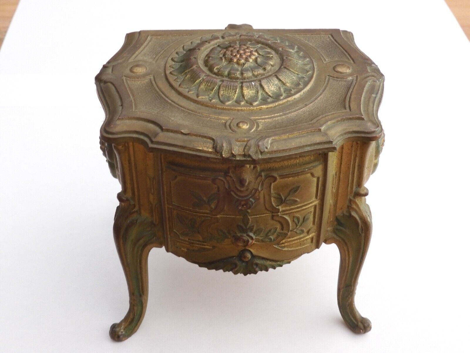 -JOLI PETIT COFFRET A BIJOUX REGULE doré sur 4 Pieds commode Style ...