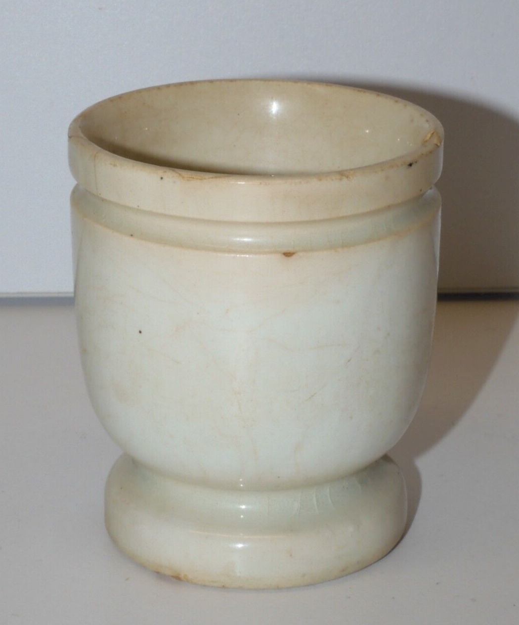 *JOLI PETIT POT SUR PIED PORCELAINE ONGUENT ROUGE Méré CHANTILLY ( Oise ...