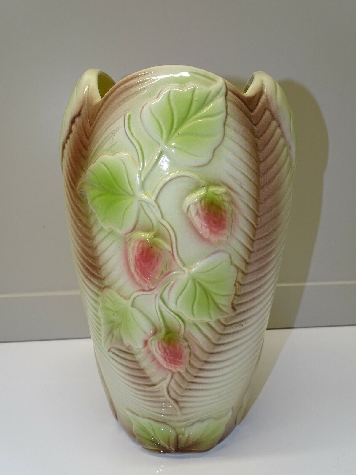JOLI VASE CERAMIQUE BARBOTINE A DECOR de FRAISES COLLECTION DECO XXe vitrine Céramique
