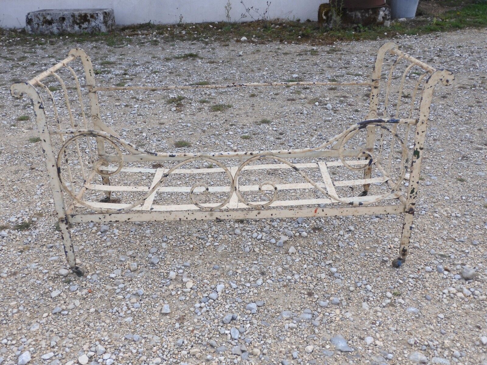 *LIT DE POUPEE ANCIEN FER Forgé XIXe pour GRANDE POUPEE fer peint JUS GRENIER D Blanc