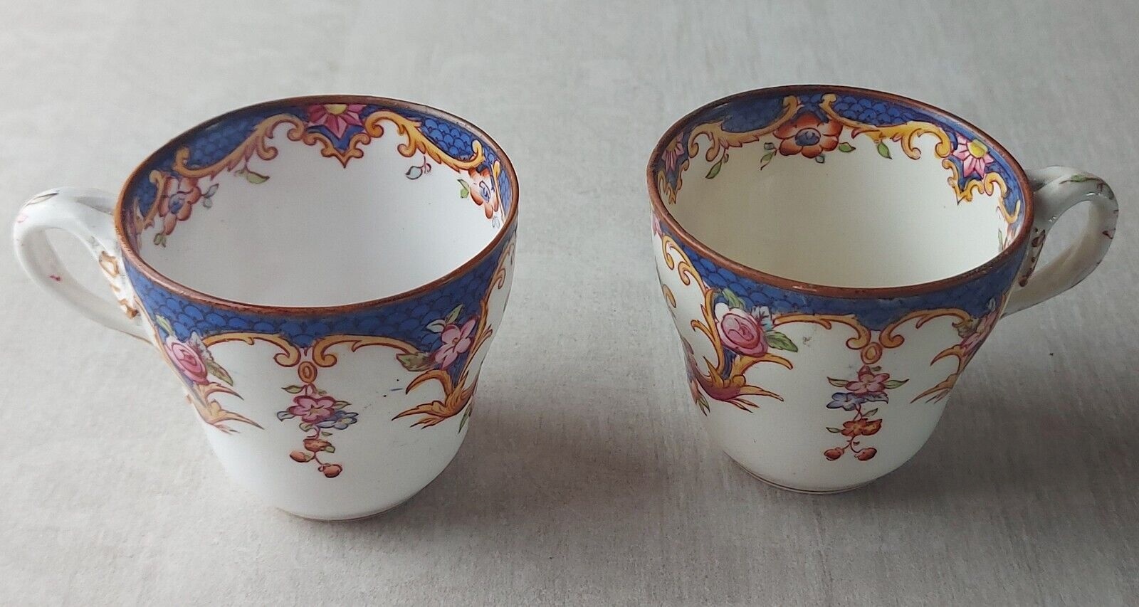 Paire de tasses à café, décor Minton, en porcelaine de Sarreguemines ...