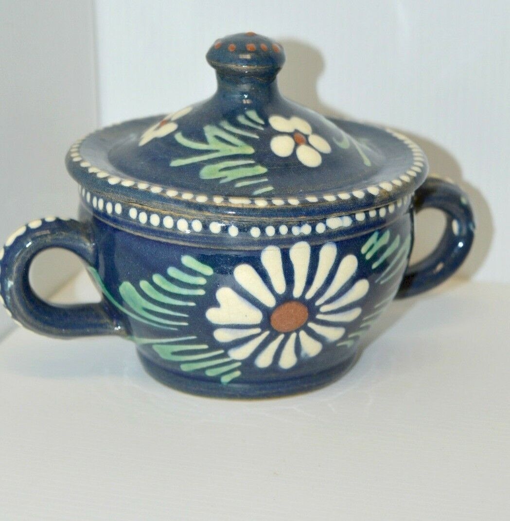 PETIT POT COUVERT TERRE CUITE EMAILLEE SAVOIE ou ALSACE fleurs sur fond bleu