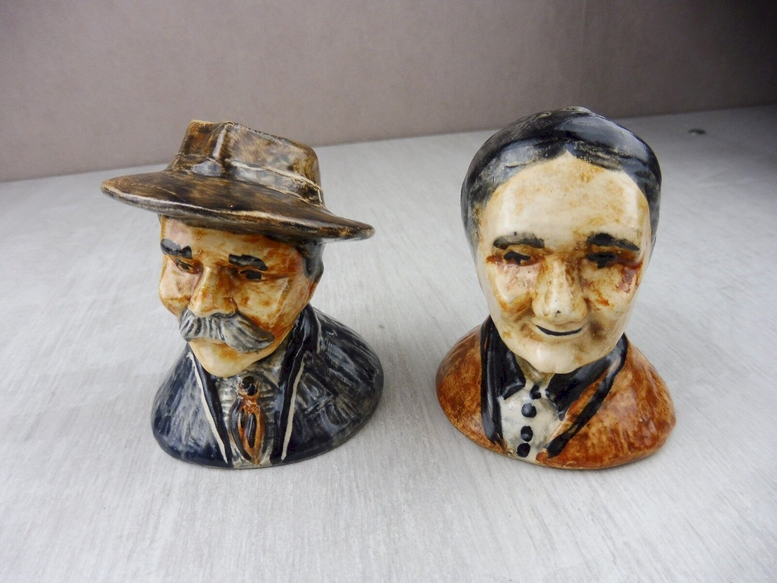 Salière et poivrier en céramique, décor personnages breton, Bruno Dose ...