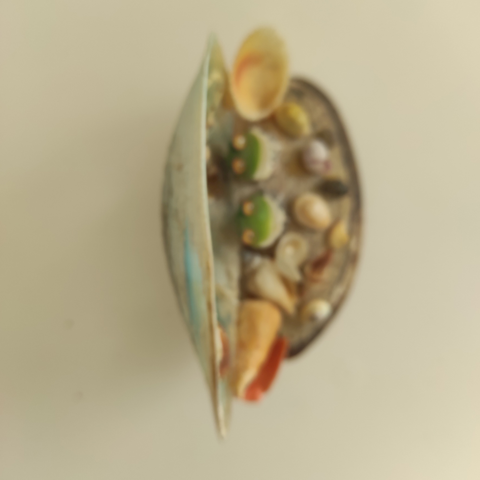 souvenir en sculpture de coquillages : couple de grenouilles à la perle ...