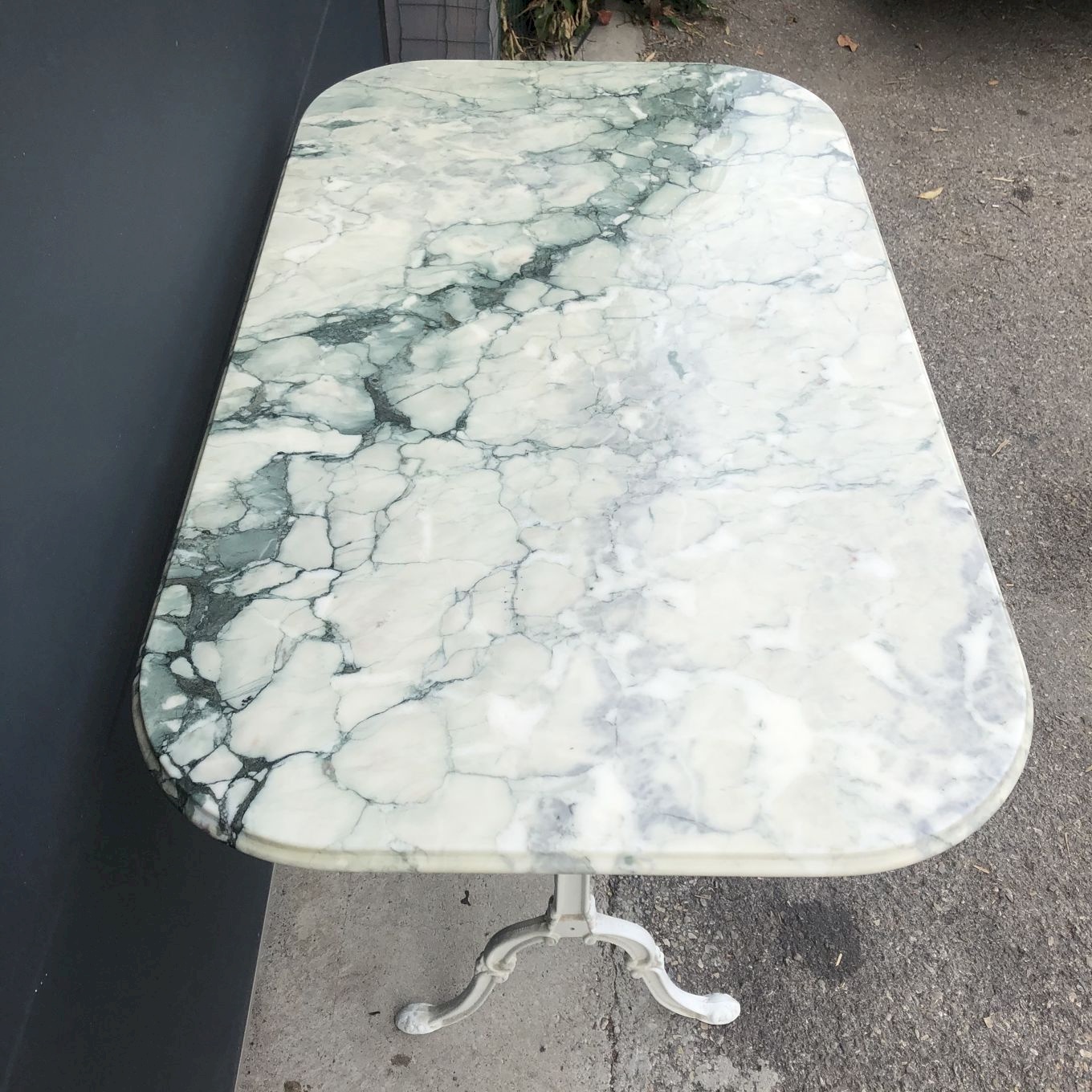 Superbe table avec plateau en marbre et pied en fonte Vintage - Vendu