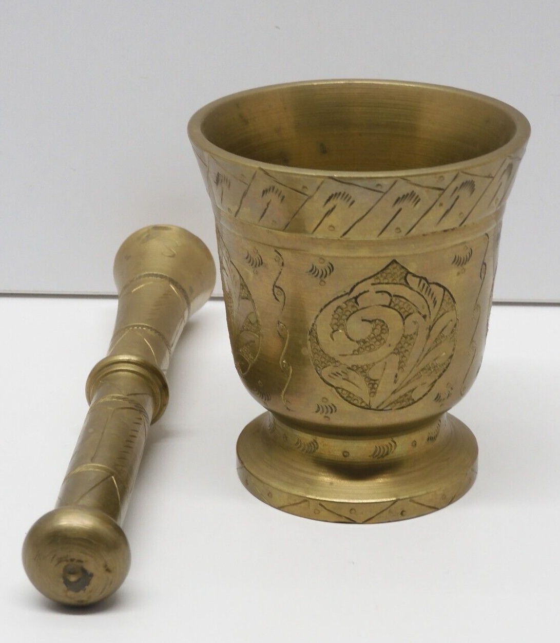 *TRES JOLI MORTIER & SON PILON BRONZE avec gravures Fleurs signé HB & S ...